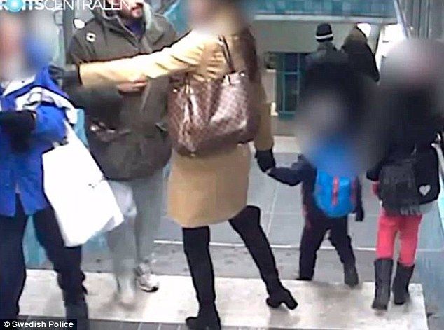Brave Woman With Kids Stops Pickpocket | ThatViralFeed